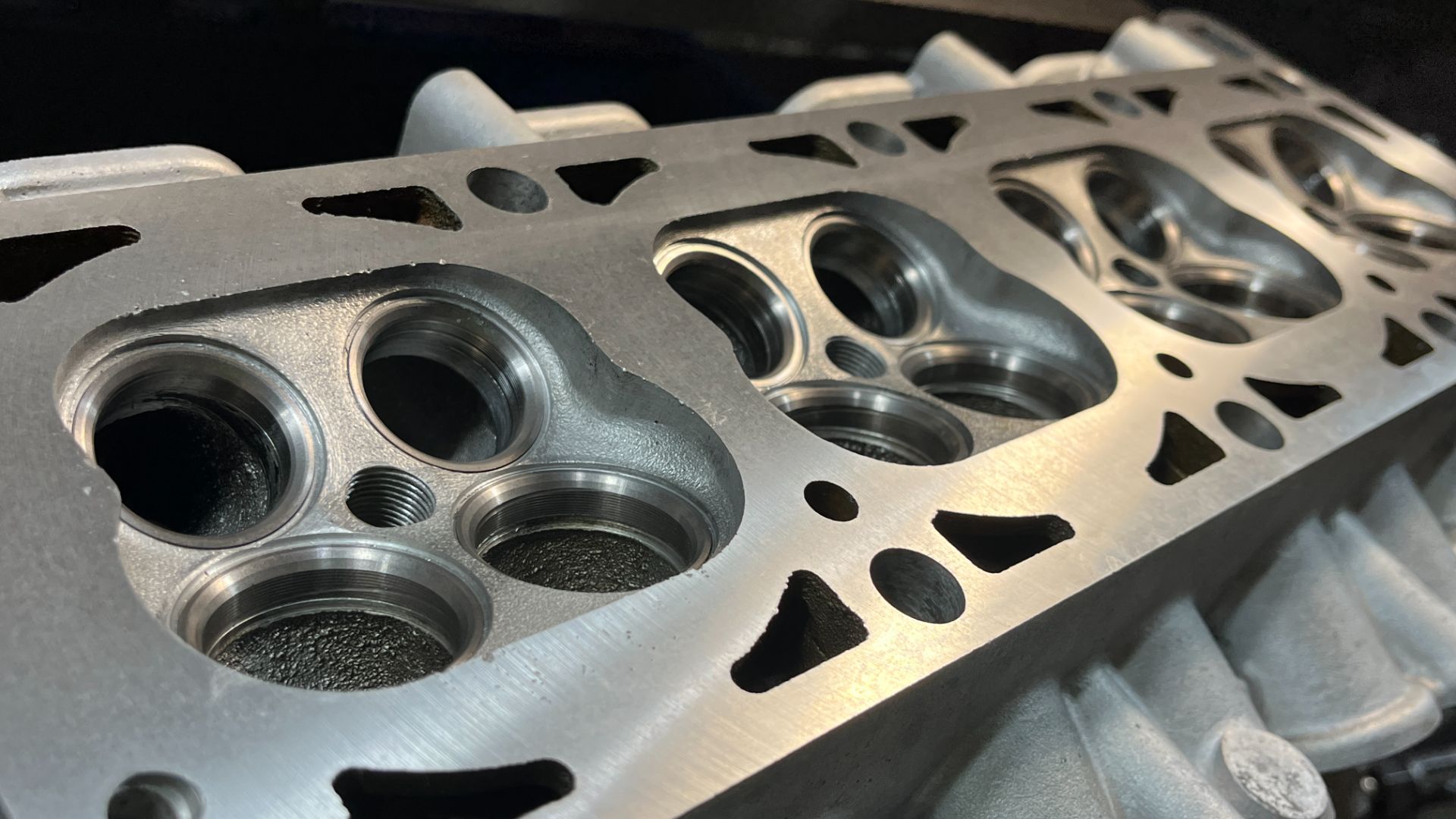 ГБЦ 409 Е-2 5-ти опорная неисправности, кривые постели, кривая верхняя плоскость, нижняя ровная.