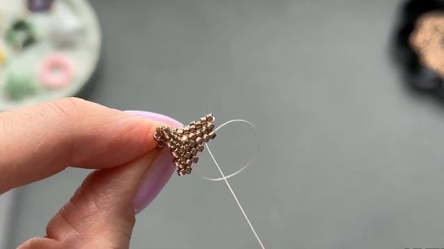 Как сделать 3D-звезду из бисера ⭐️ (техника плетения «пейот»)