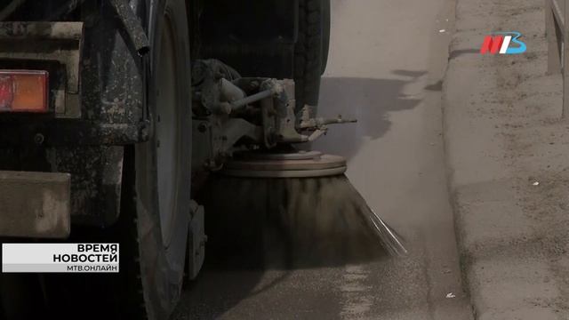 В Волгограде началась уборка остановок, скамеек и урн