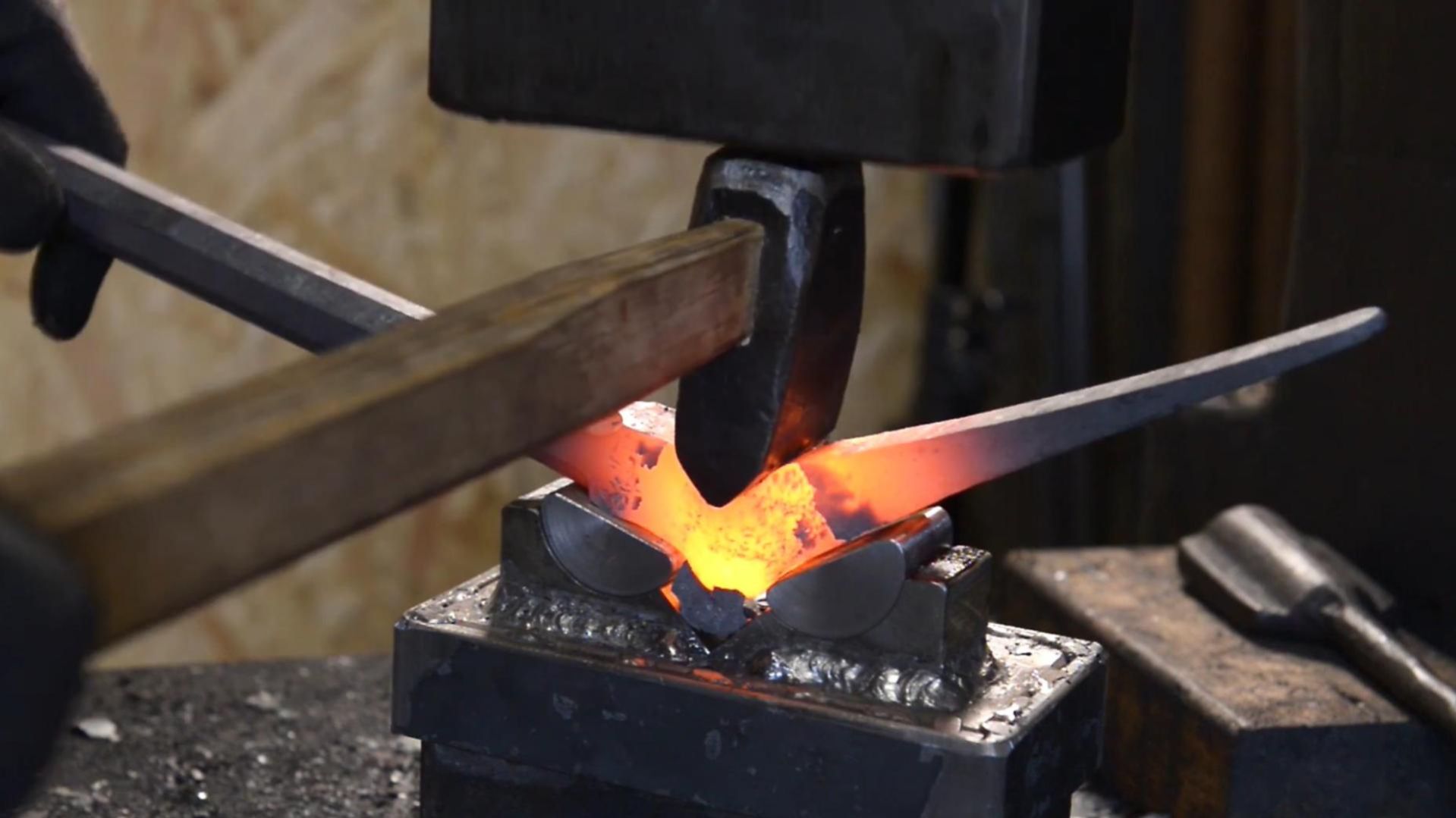 Кузнечное дело — эксперимент с квадратным угловым валиком