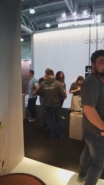 Стены с градиентом и бетонные тумбы на Мосбилде. Проект: Б. Уборевич-Боровский