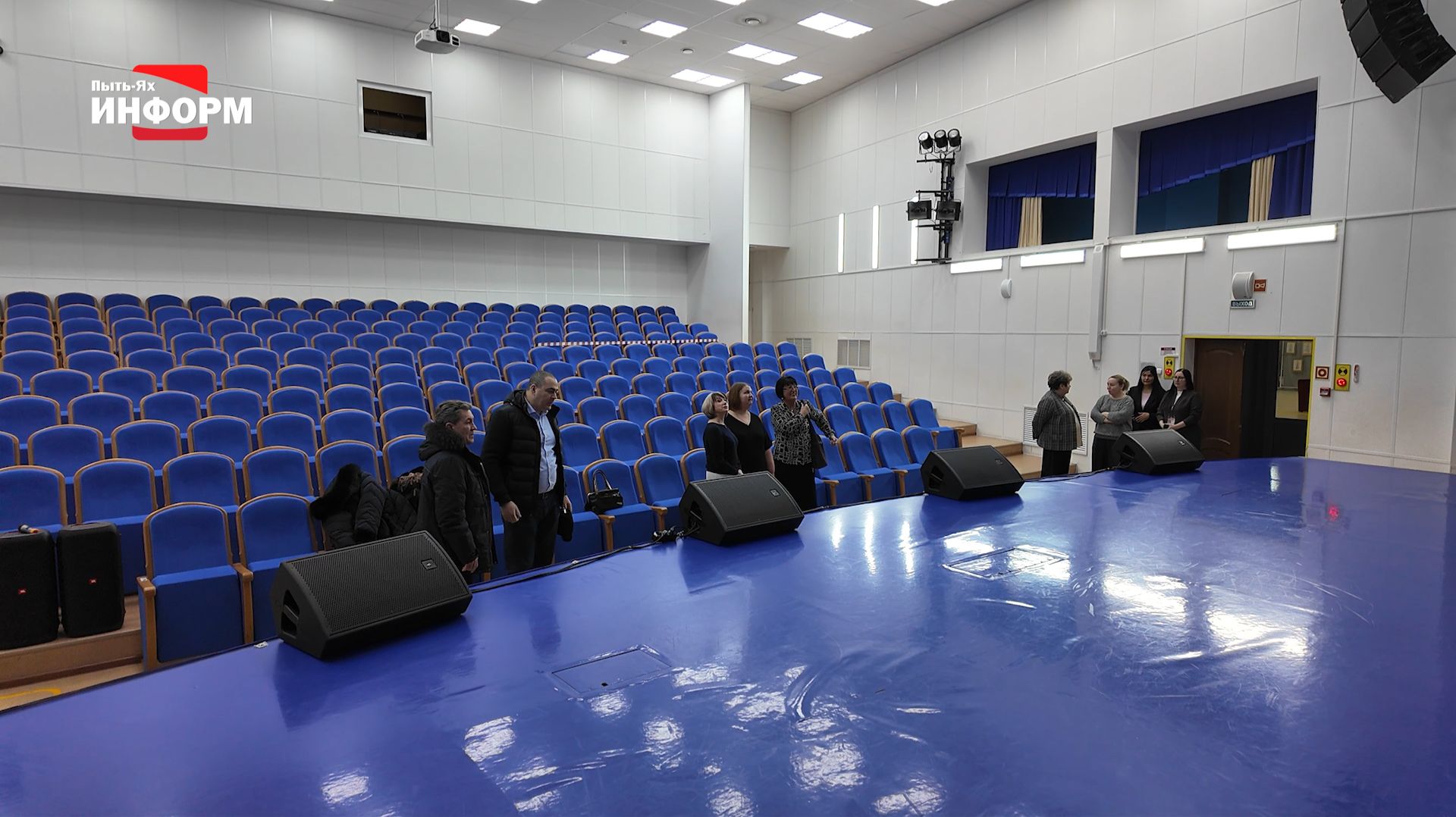 «Партийный десант» оценил состояние ДК «Россия»