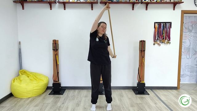 Гибкие плечи и ровная спина: 5 упражнений с палкой