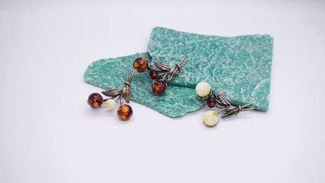 Брошь бижутерия "Вишенка" янтарь бронза латунь 251