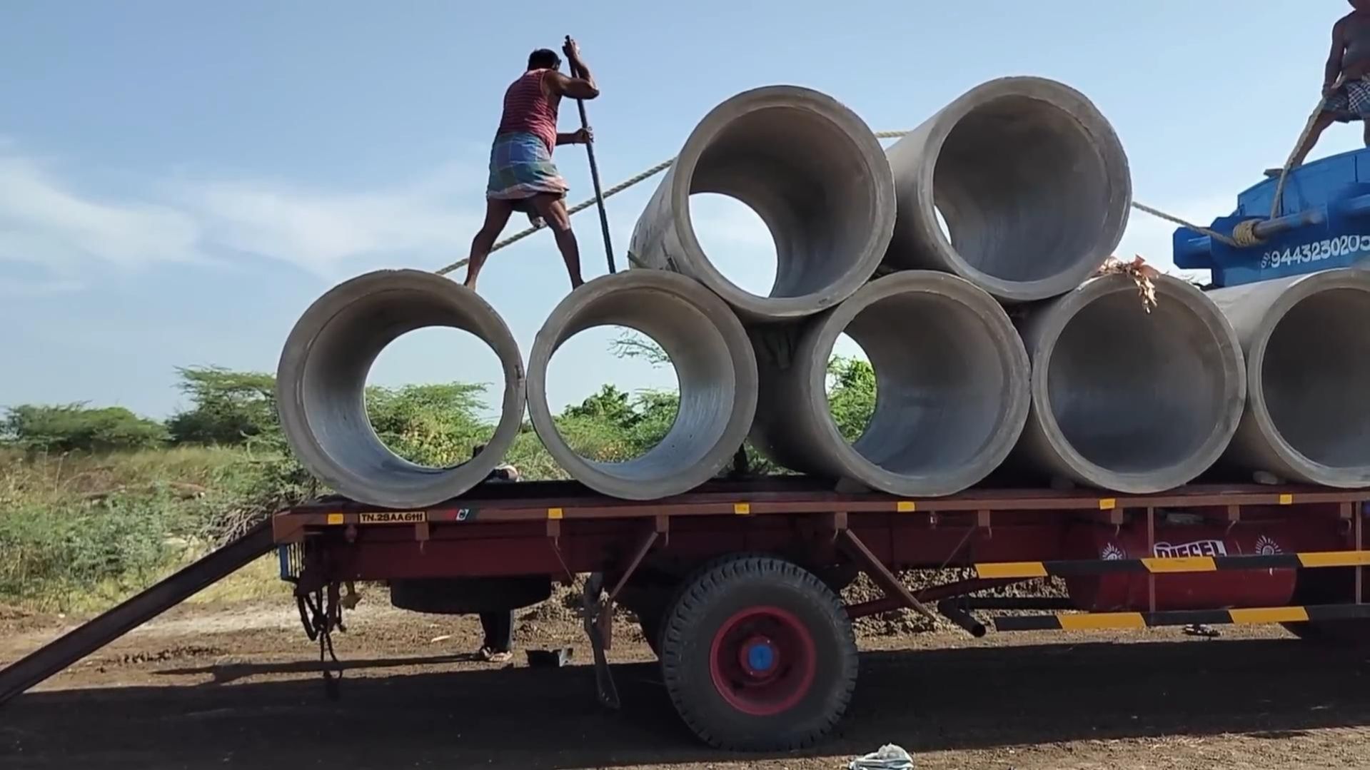 Как без крана легко разгрузить бетонные трубы.