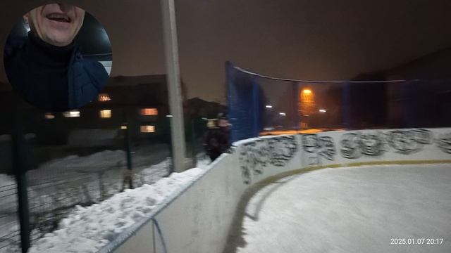 С детьми на котке, учимся кататься на коньках.