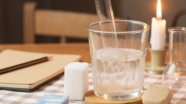 Химический опыт. Выделение углекислого газа при взаимодействии уксуса и пищевой соды.