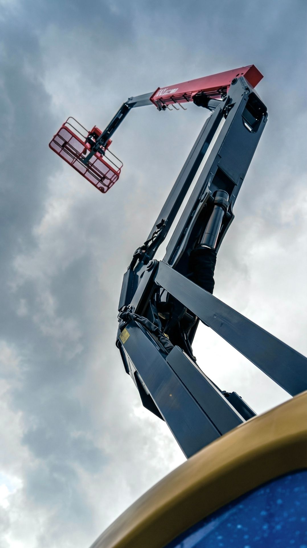 Видеообзор: коленчатый электрический подъемник SANY SPA20AC