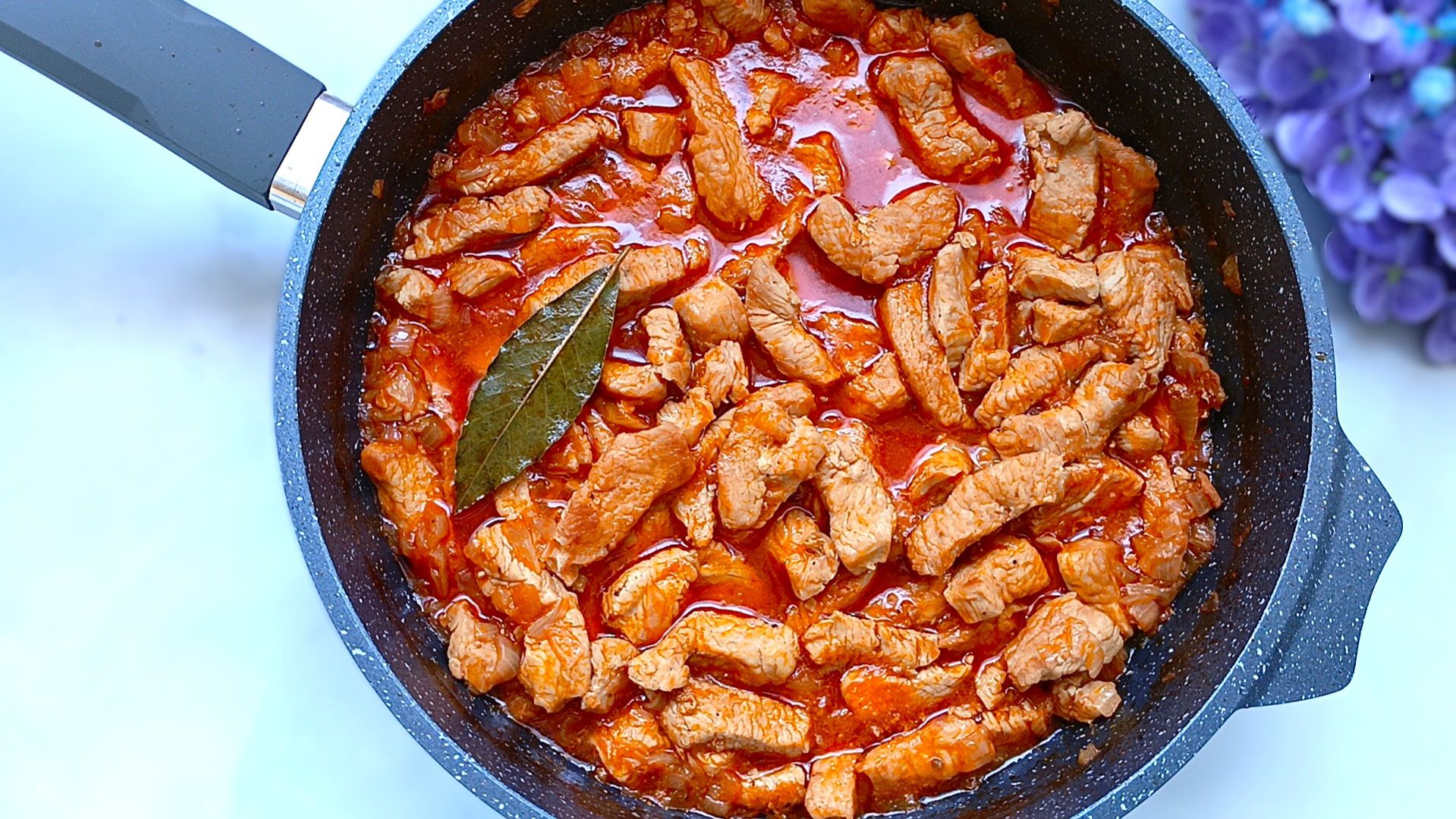 Поджарка из индейки с томатной пастой «по-домашнему» - простой рецепт