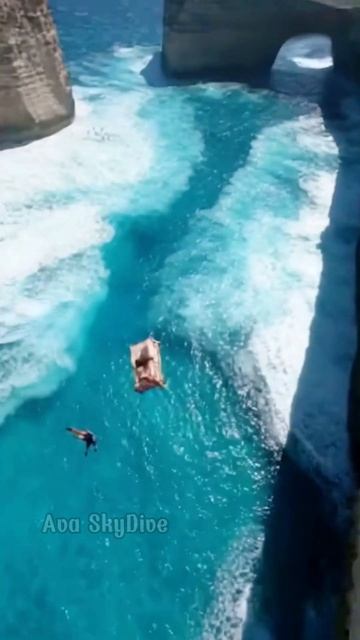 Диван и вода