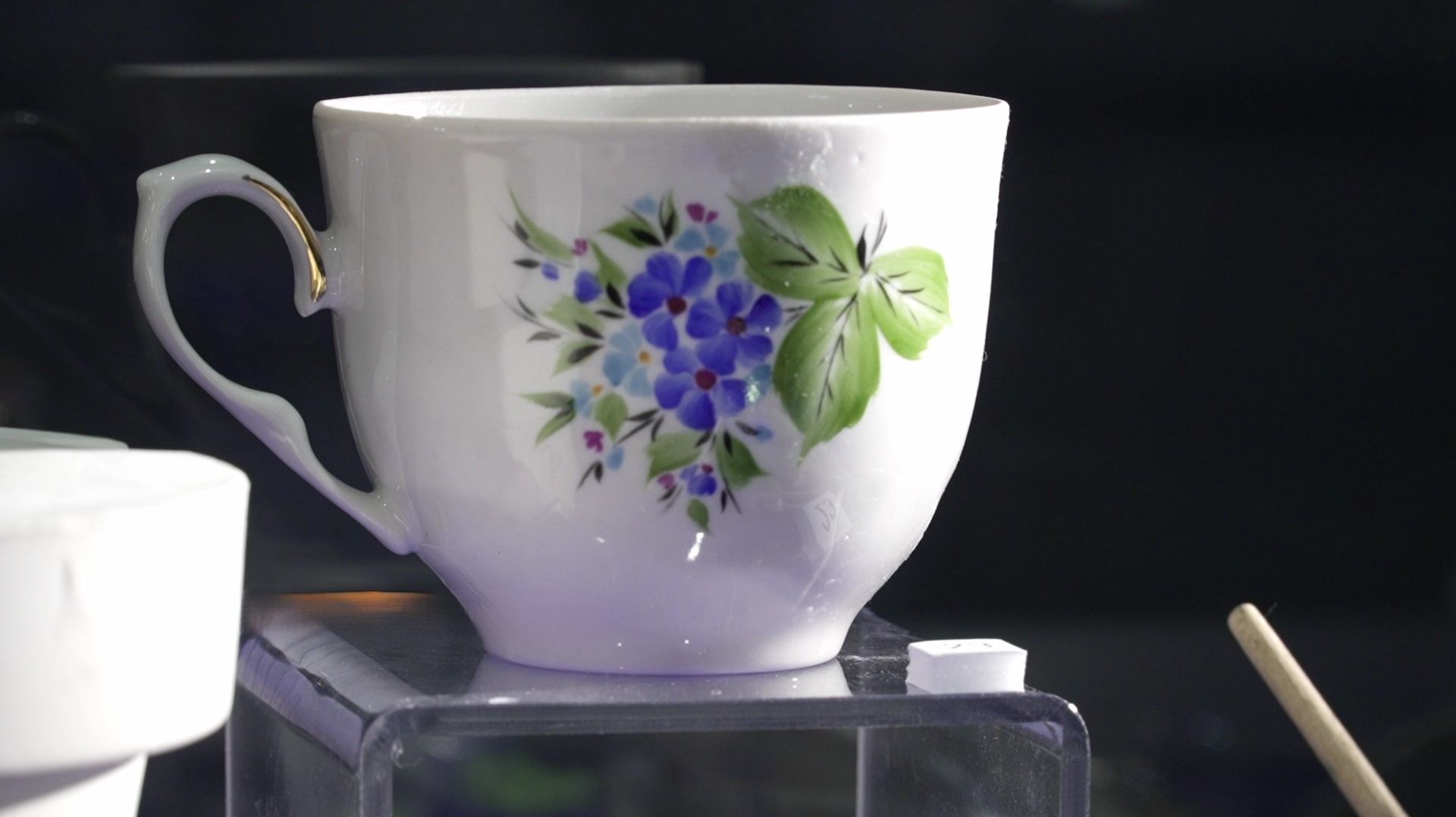 Музей геологии, нефти и газа приглашает полюбоваться на «Его величество фарфор»