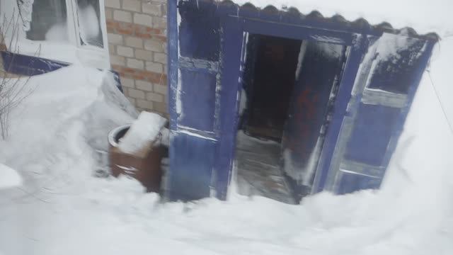 Занесло пол дома 13 марта 2026 года из-за катастрофических осадков в Змеиногорске, Алтайский край.