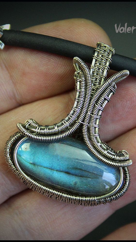 Кулон ручной работы из лабрадора и проволоки нейзильбер