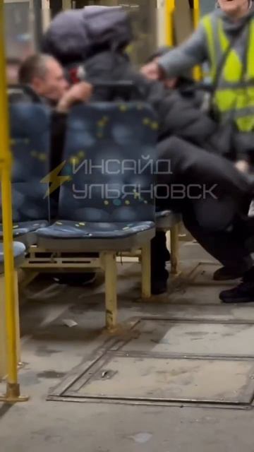 😵😮Минут 10 назад произошла драка на остановке тц Альянс в 22 трамвае