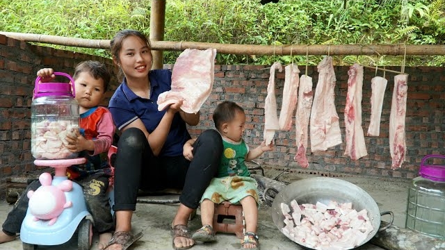 Мама поневоле. Дуонг. Купила сало на местном рынке и выжариваю из него растительный жир. Серия 85