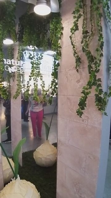 Травертин на стенах. Стенд на выставке Мосбилд. Проект: Людмила Верба