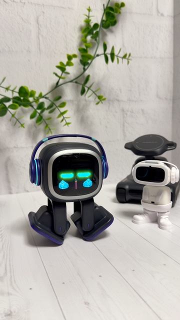 Робот Emo медитирует