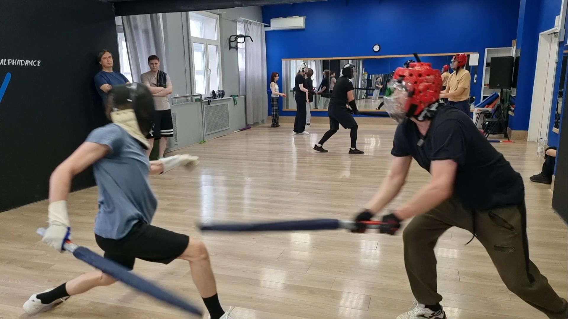 Спарринг на плоских двуручных японских мечах чанбара катана в школе кендзюцу Katana Club в январе