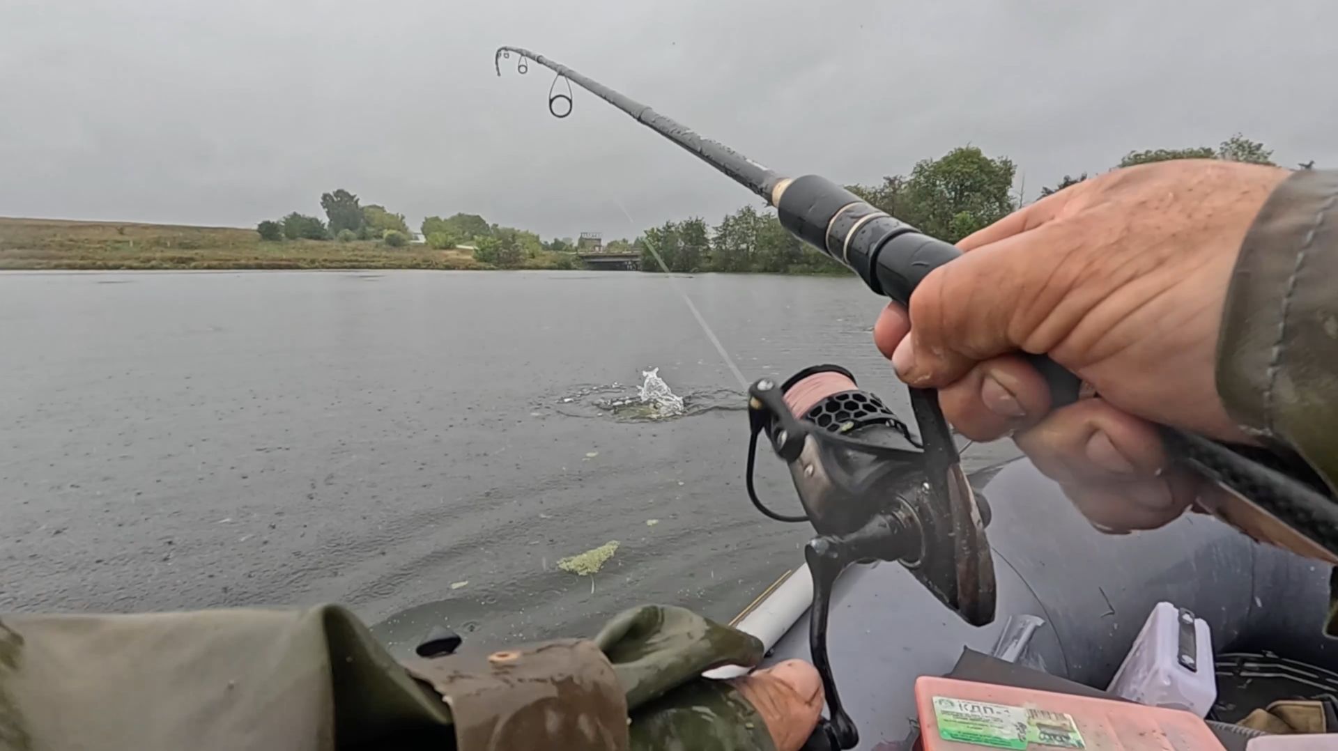 Дождь как из ведра, а я за щукой на рыбалку.