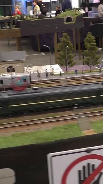 Оцифрованная модель электропоезда ЭР2-916. Москва, ВДНХ, Россия, 30.10.2025.