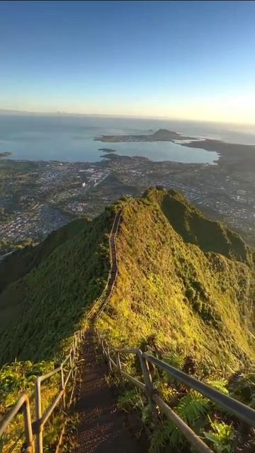 Лестница Хайку на острове Оаху