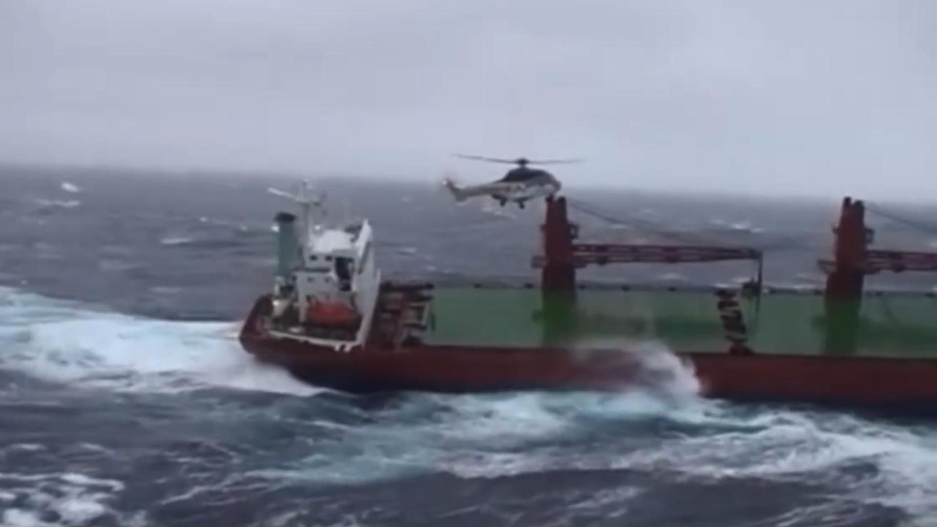 5 грузовых судов в штормовую погоду.