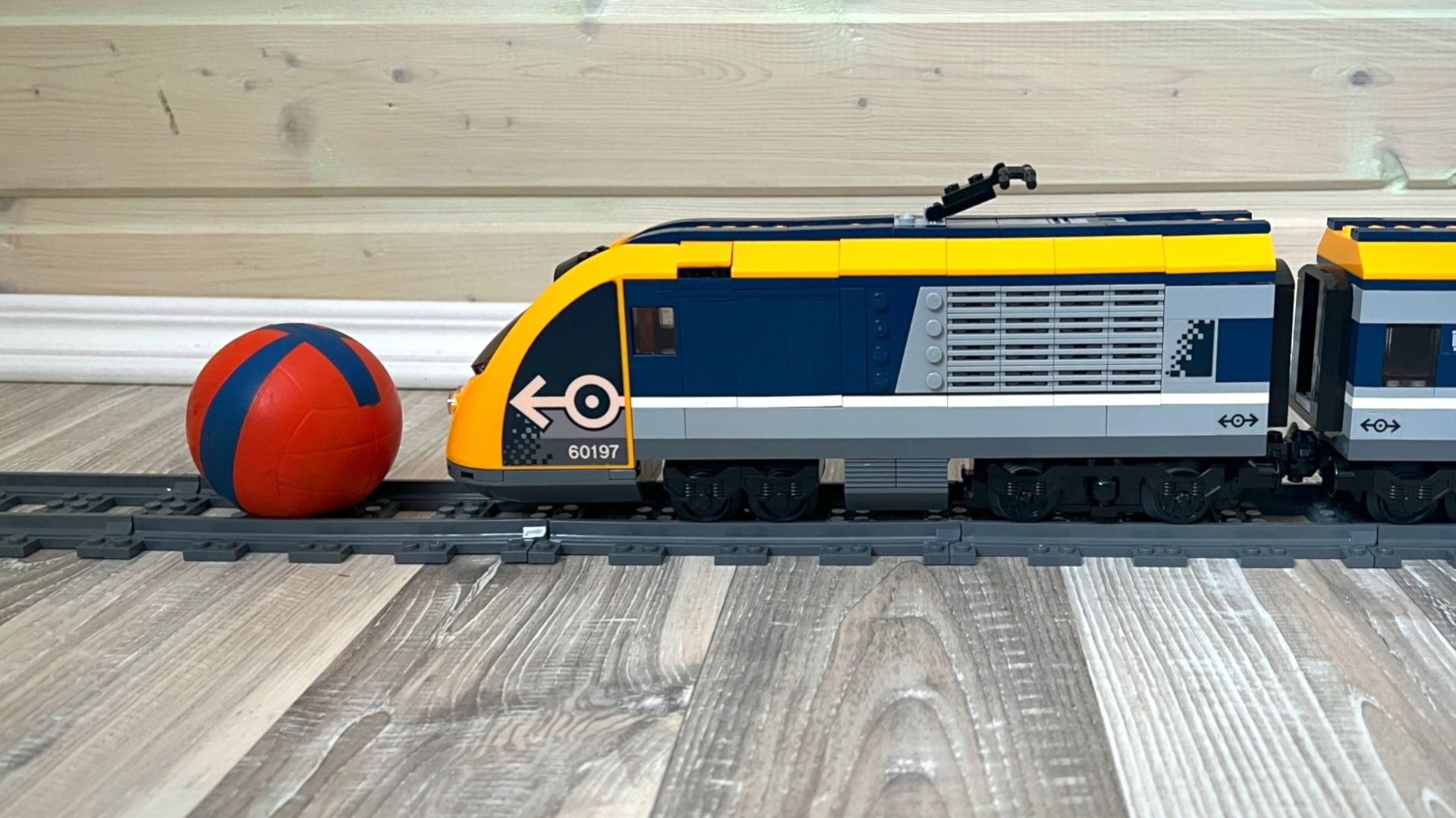 ПОЕЗДА детям - ЛЕГО поезд катает мячик по кругу - Поезда игрушки