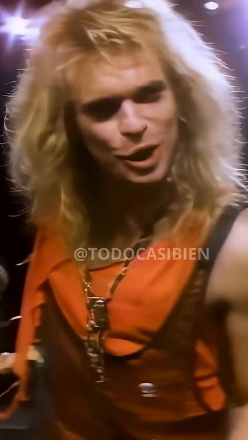 ВАН ХАЛЕН СКАЧЕТ И ПОЁТ