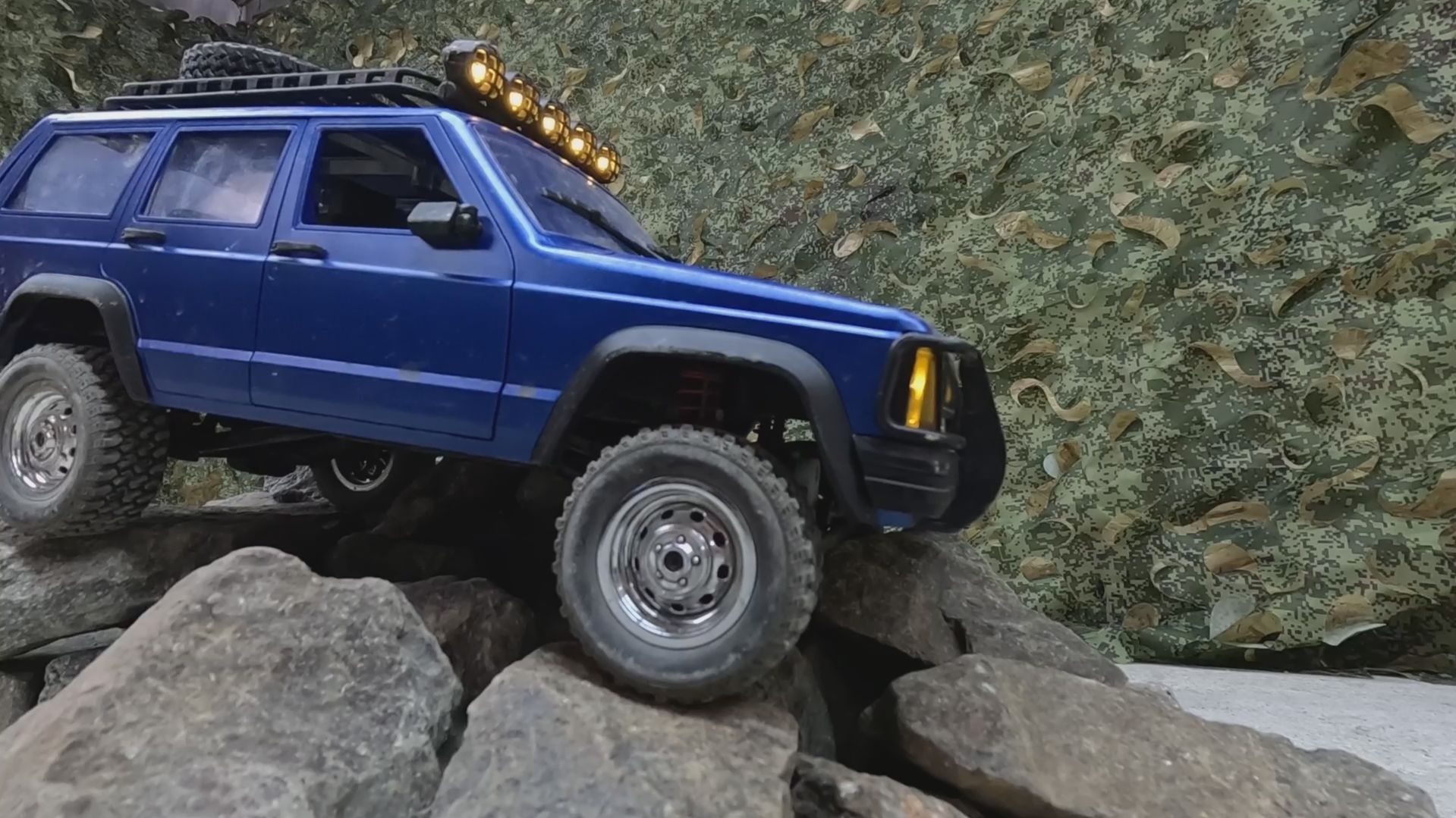 ДЖИП RC ЧЕРОКИ 4x4 (СТОК на радиоуправлении), карабкается по камням.