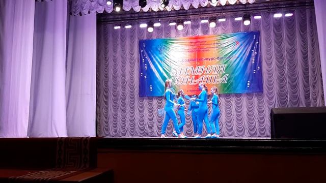 Современный танец подростков.