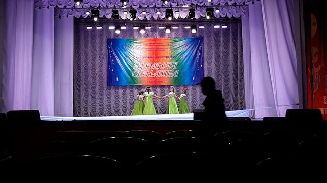 Весна. Девушки. Танец.