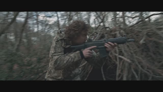 Иностранец: Кван против солдата ирландского полка