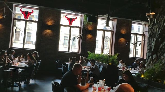 Ресторан The Бык изнутри  на Невском проспекте Питер