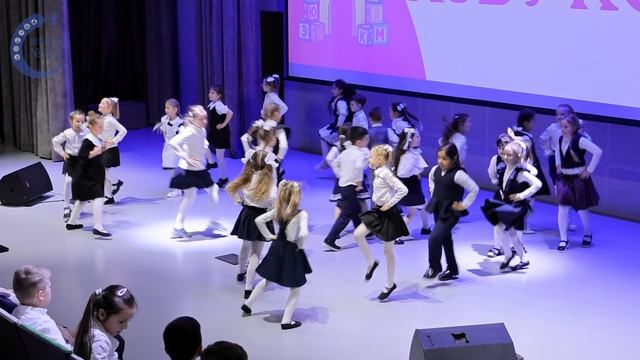 Церемония прощания с азбукой у первоклашек