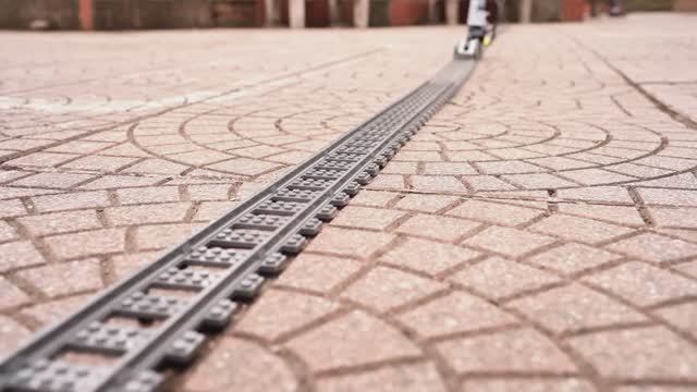 Эксперимент с поездом LEGO на максимальной скорости на рельсах