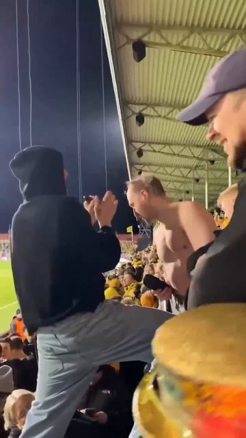 болельщик будё глимт побрился на лысо прямо на трибуне