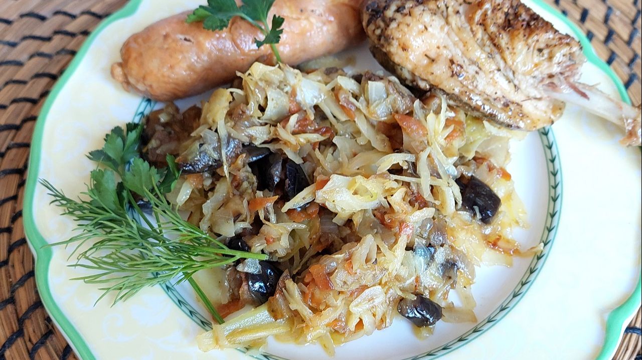 Гарнир: капуста жареная с баклажанной поджаркой.