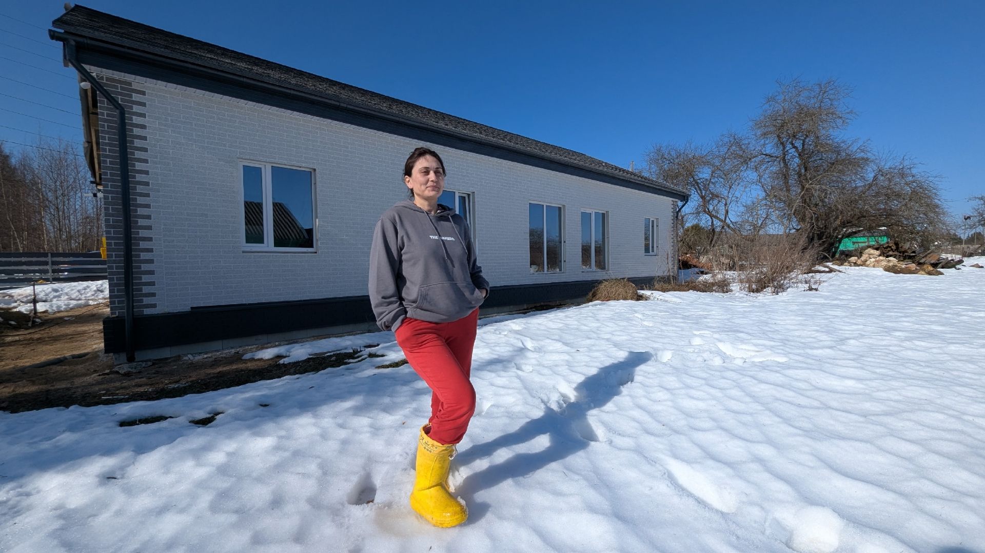 В новом доме работы много- жена шпатлюет, муж обшивает потолок..mp4