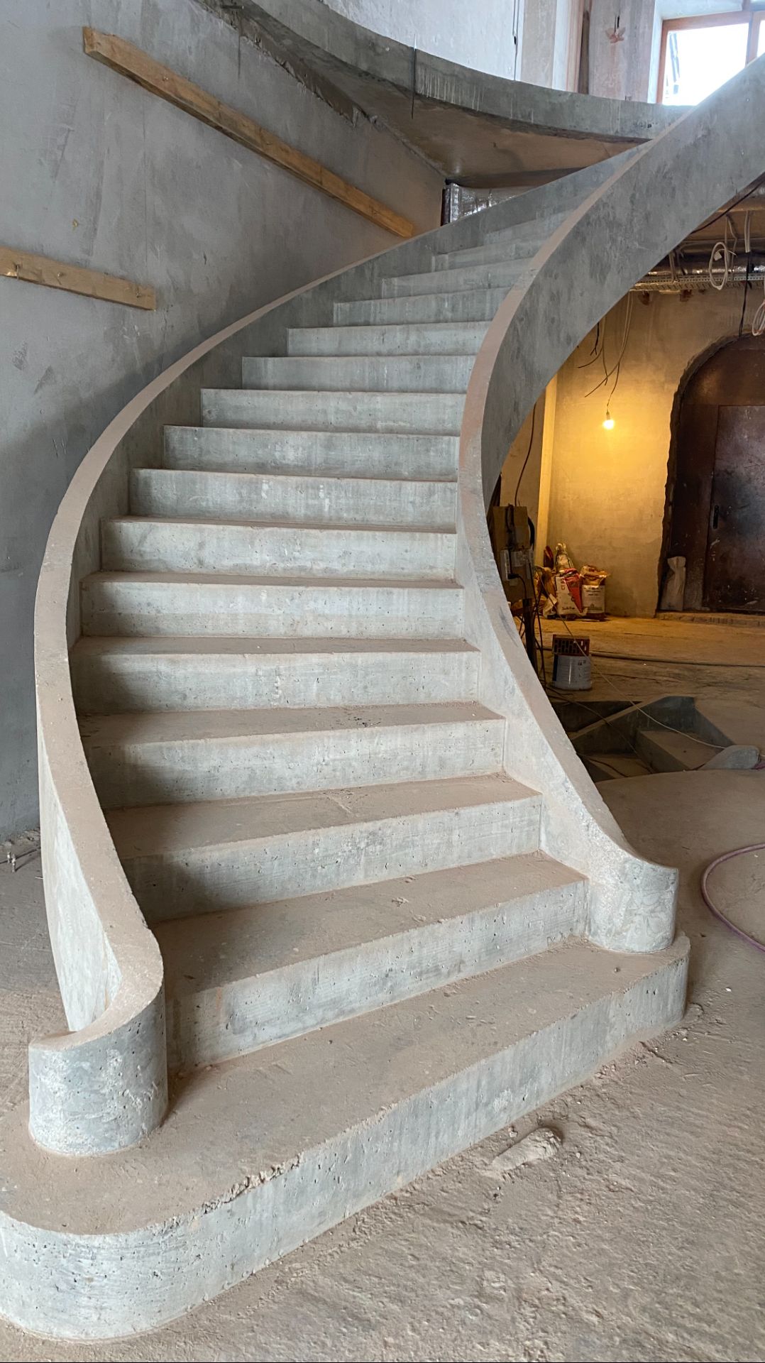 Винтовая лестница из бетона, монтаж на второй этаж