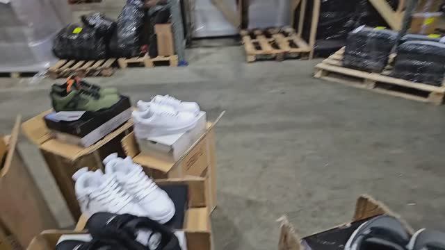 КАКОЙ БИЗНЕС НАЧИНАТЬ В КРИЗИС? Люди всегда покупают обувь, думай!