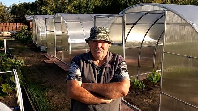 Подходит человек, долго смотрит в упор и молчит...