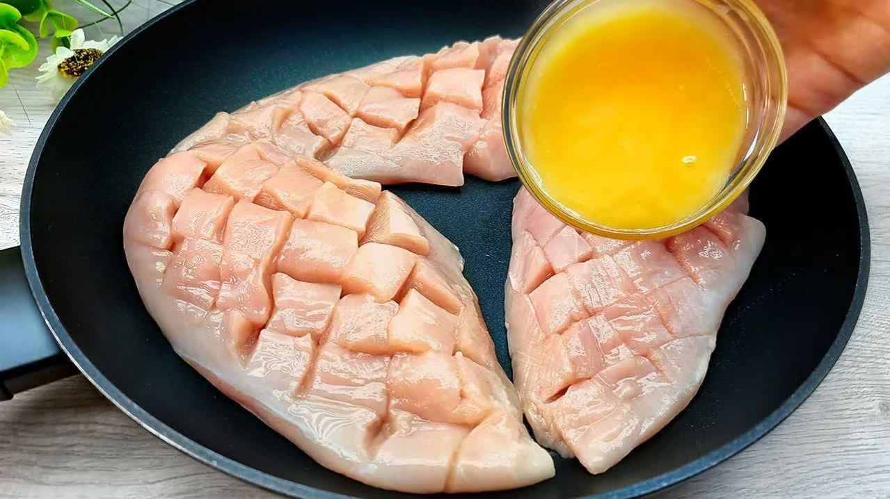 Муж сказал: «Готовь ещё!» Нежная куриная грудка в соусе — быстрый и простой ужин