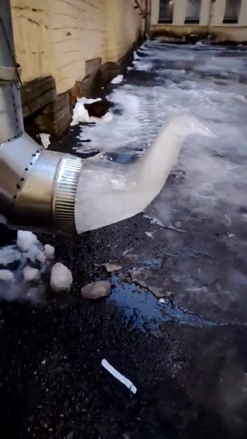 Сосулька из трубы.Ул. Фурштатская ,19