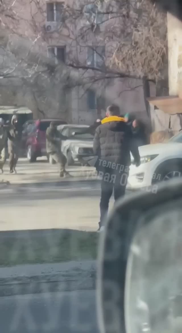 В Одессе двое мужчин отбили пойманного мешканца у ТЦК