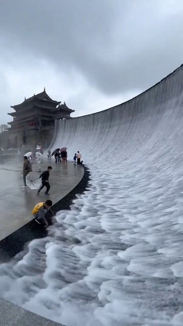 Дубай_удивительный_чашеобразный_водопад_С_высоты_14_метров_на_вас обрушатся потоки воды под музыку п