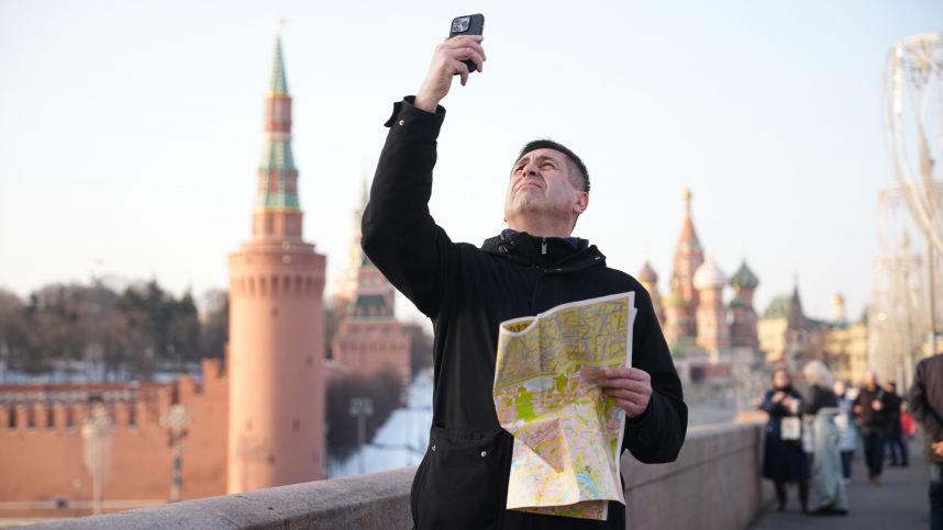 «Голубиная почта» и стационарные телефоны: как Москва учится жить без интернета