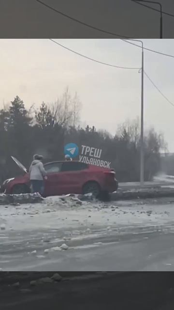 Осторожно — сильный гололед! На Сельдинском шоссе снова улетела машина