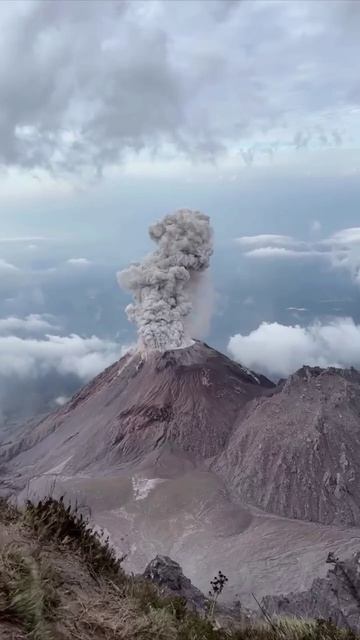 Извержение вулкана Сантьягито в Гватемале