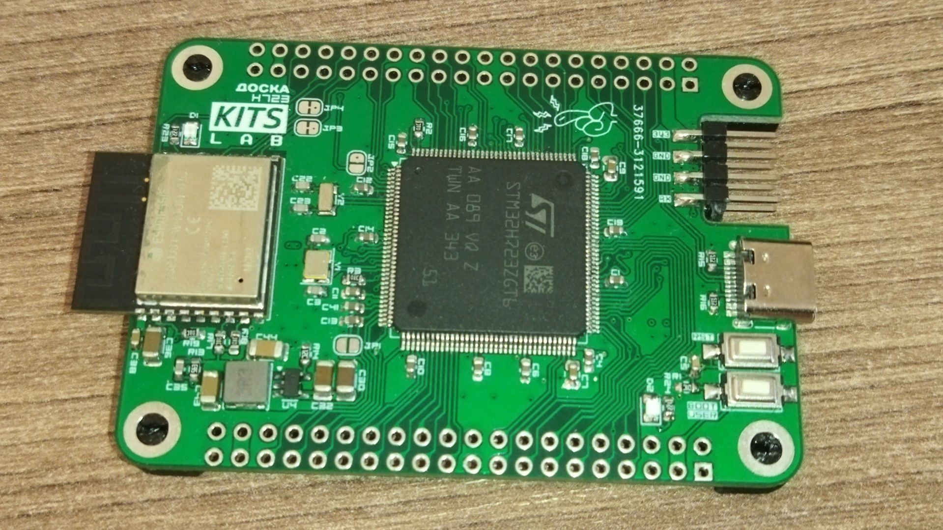 Плата Доска-H723 от KitsLab с МК STM32H723 и ESP32-C2 | краткий обзор