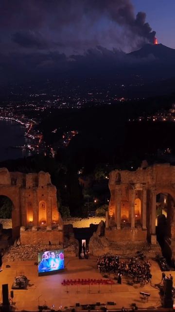 На Сицилии устроили концерт классической музыки в древнем театре Таормина на фоне извергающегося вул